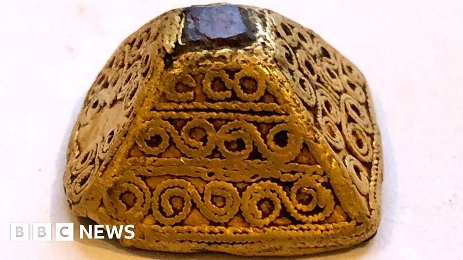 Un archéologue amateur découvre une petite pyramide en or, en ...